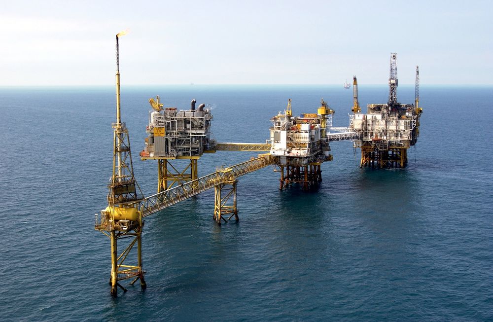 En ventil ble stående åpen og olje strømmet ut i sjøen - Tu.no