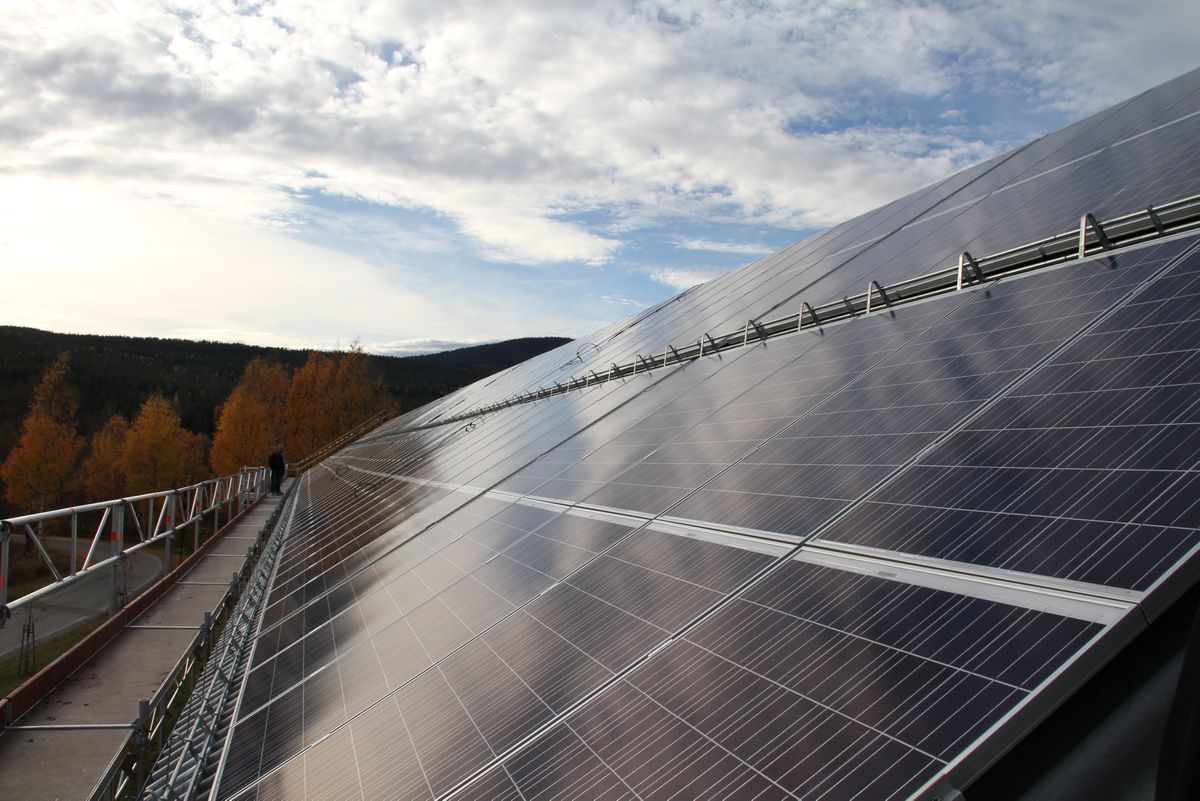 Statsbygg snart klar med Norges største solcelleanlegg - Tu.no