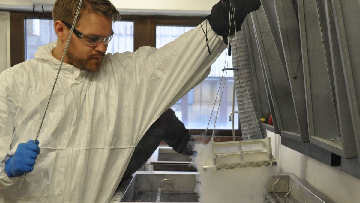 Her fryser de ned deler til teleskopet som skal studere den mystiske ...