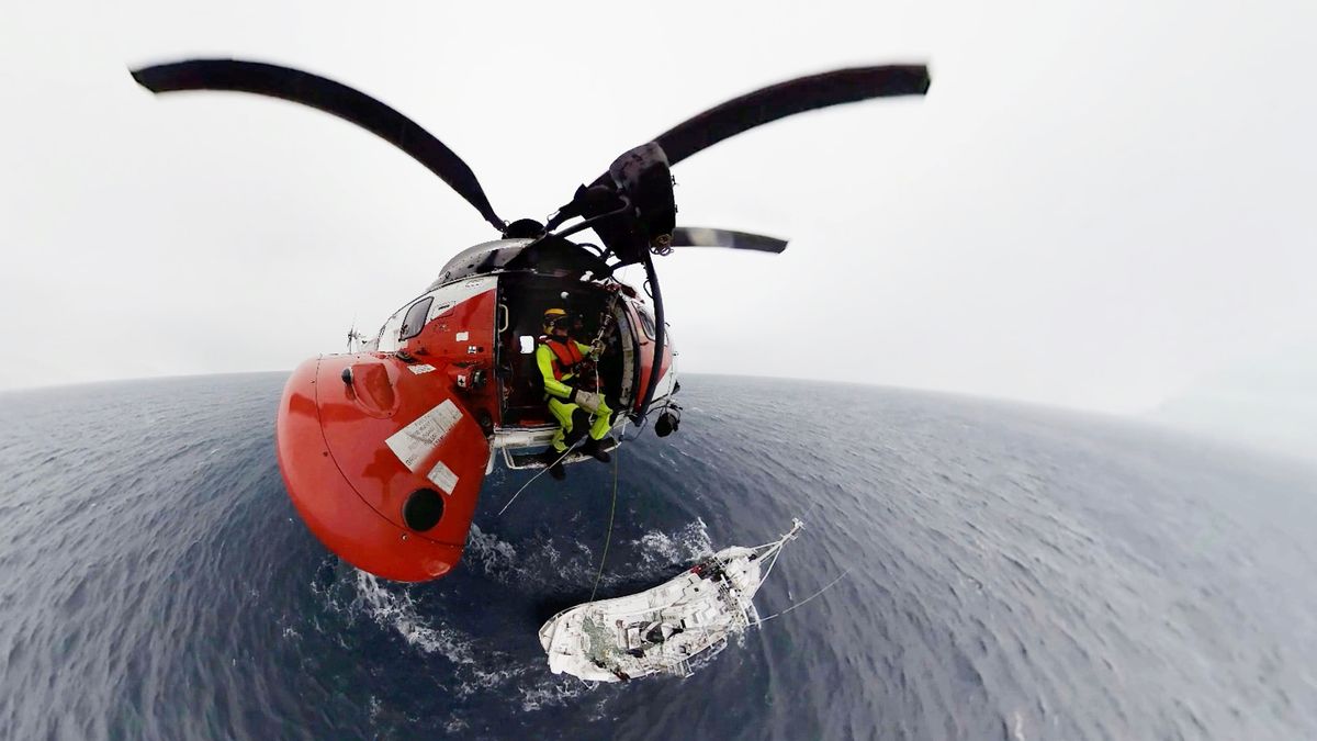 Bli med ett av ytterst få operative Super Puma-helikoptre på ...