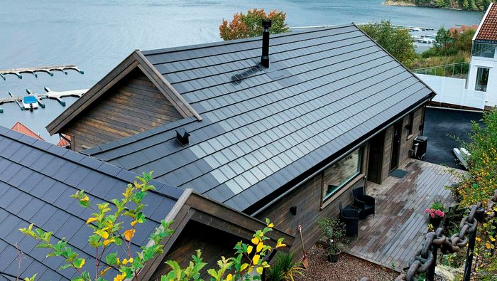 Denne nye, norske solcelle-taksteinen kan du legge selv - Tu.no