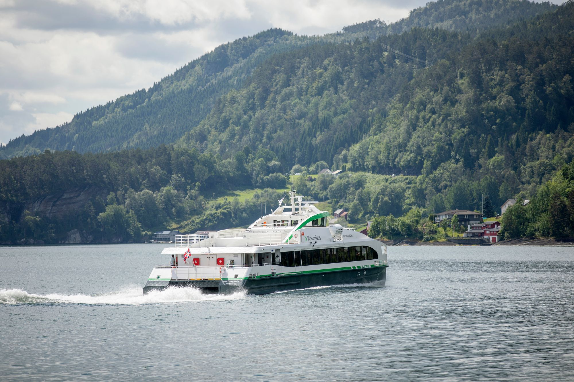 Her er erfaringene fra verdens første elektriske hurtigbåt - Tu.no