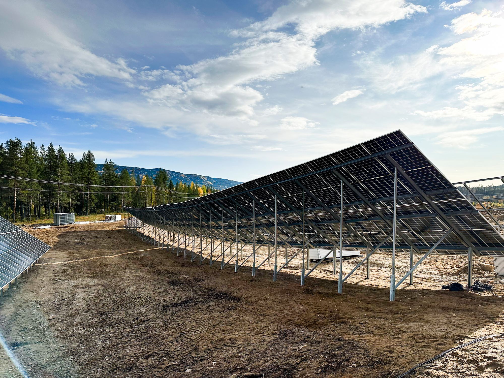 Norges første solcellepark er koblet på strømnettet, men produserer ...